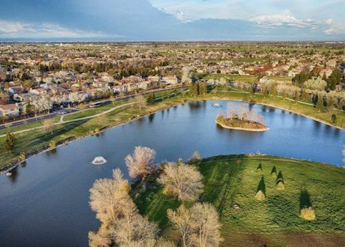 This Park in Sacramento Has A Lake, Walking Paths, Splash Pad, And More!