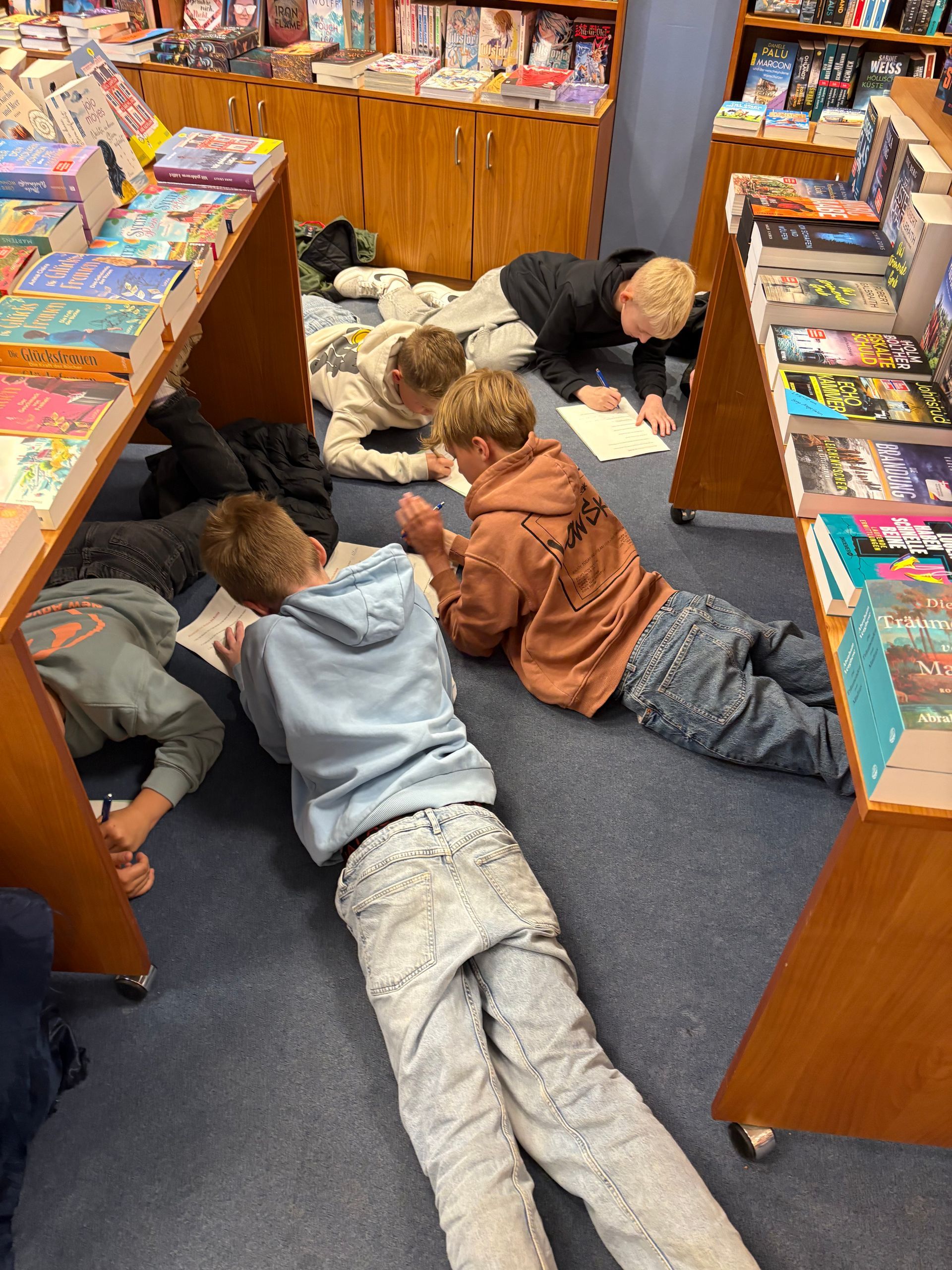 Spannender Besuch der Klasse 5b im Buchladen Trittau