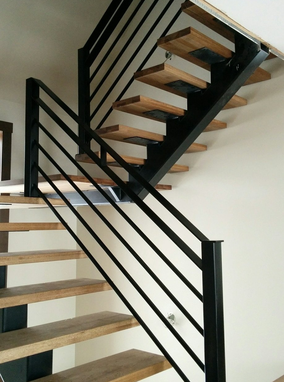 Limon central Boucherville | Escalier Acier Design