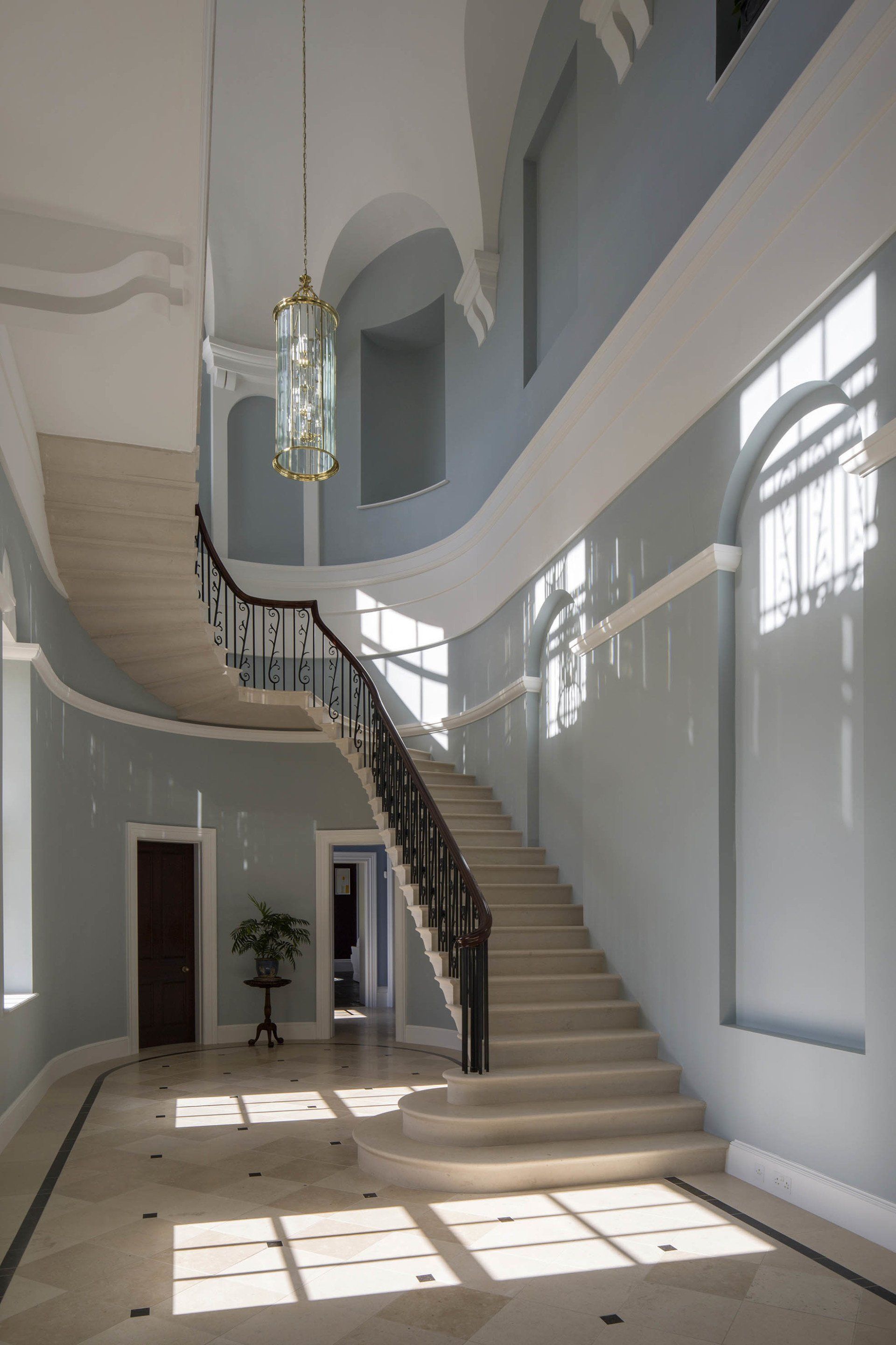 Surrey: major house in large estate