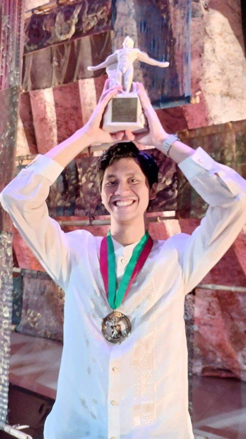 Mr. Tomacruz receives the 2022 Gawad Tsanselor sa Natatanging Mag-aaral Mr. Tomacruz receives the 2022 Gawad Tsanselor sa Natatanging Mag-aaral