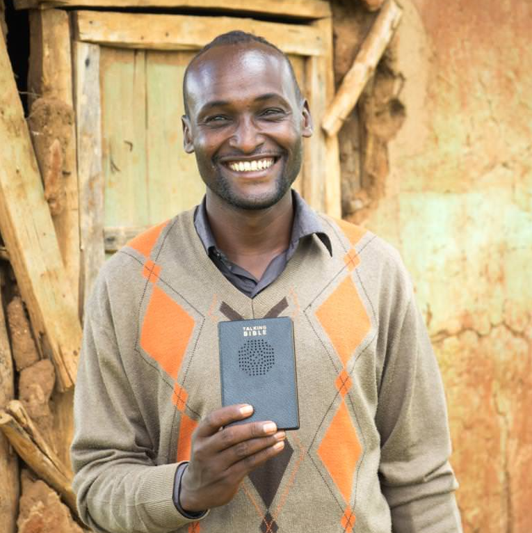 Worku utilise Talking Bibles en Éthiopie et les gens écoutent!