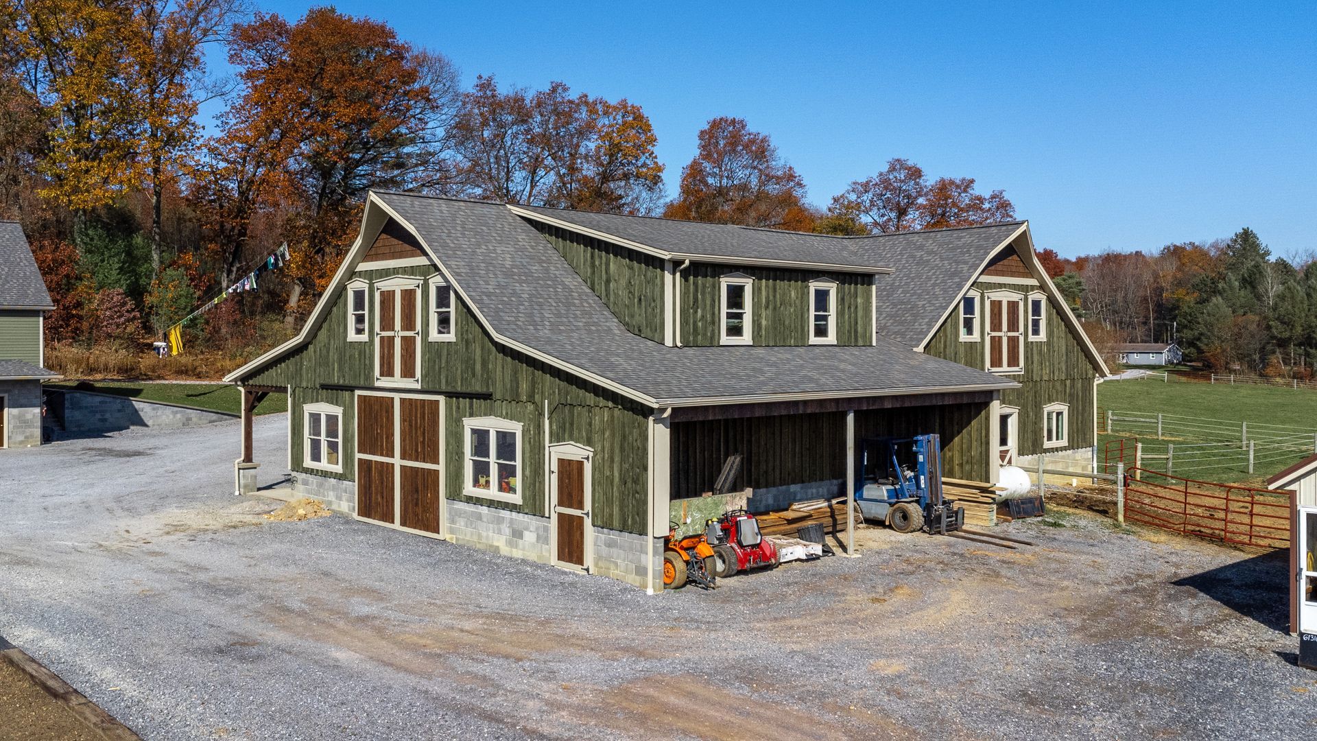 Custom Farmhouse Design: Creating Timeless Homes With Rustic Elegance