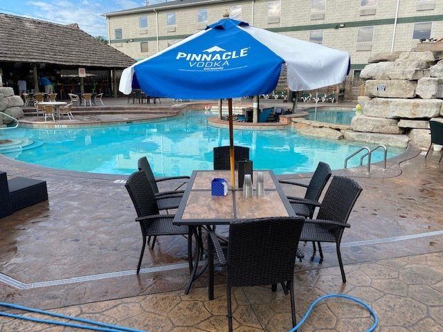 Mist Pool Bar \ Commodore Resort \ Put-In-Bay, OH