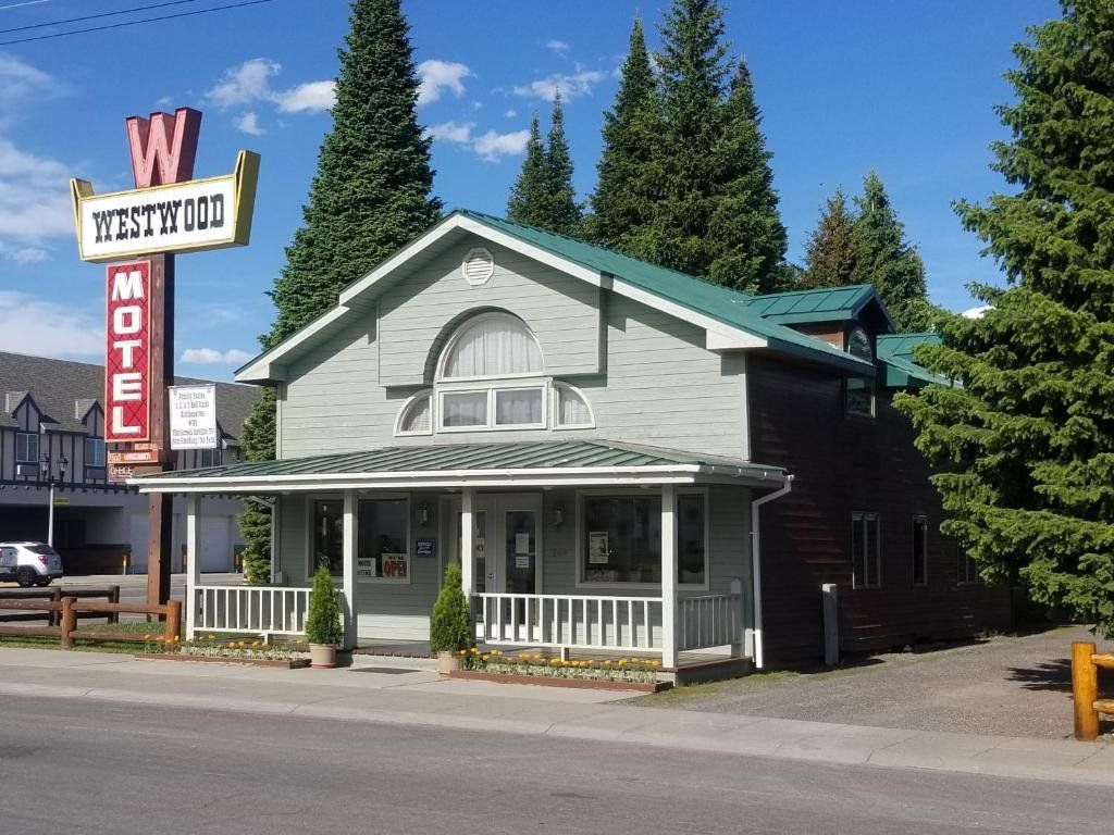 Westwood Motel: Classic log cabin-style Motel in Yellowstone