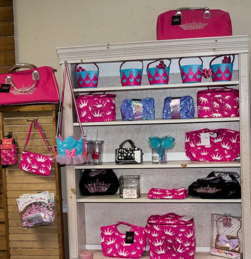 Ladies apparel. Clothes, Bags, Jewelry, trinckets and more. The perfect ...