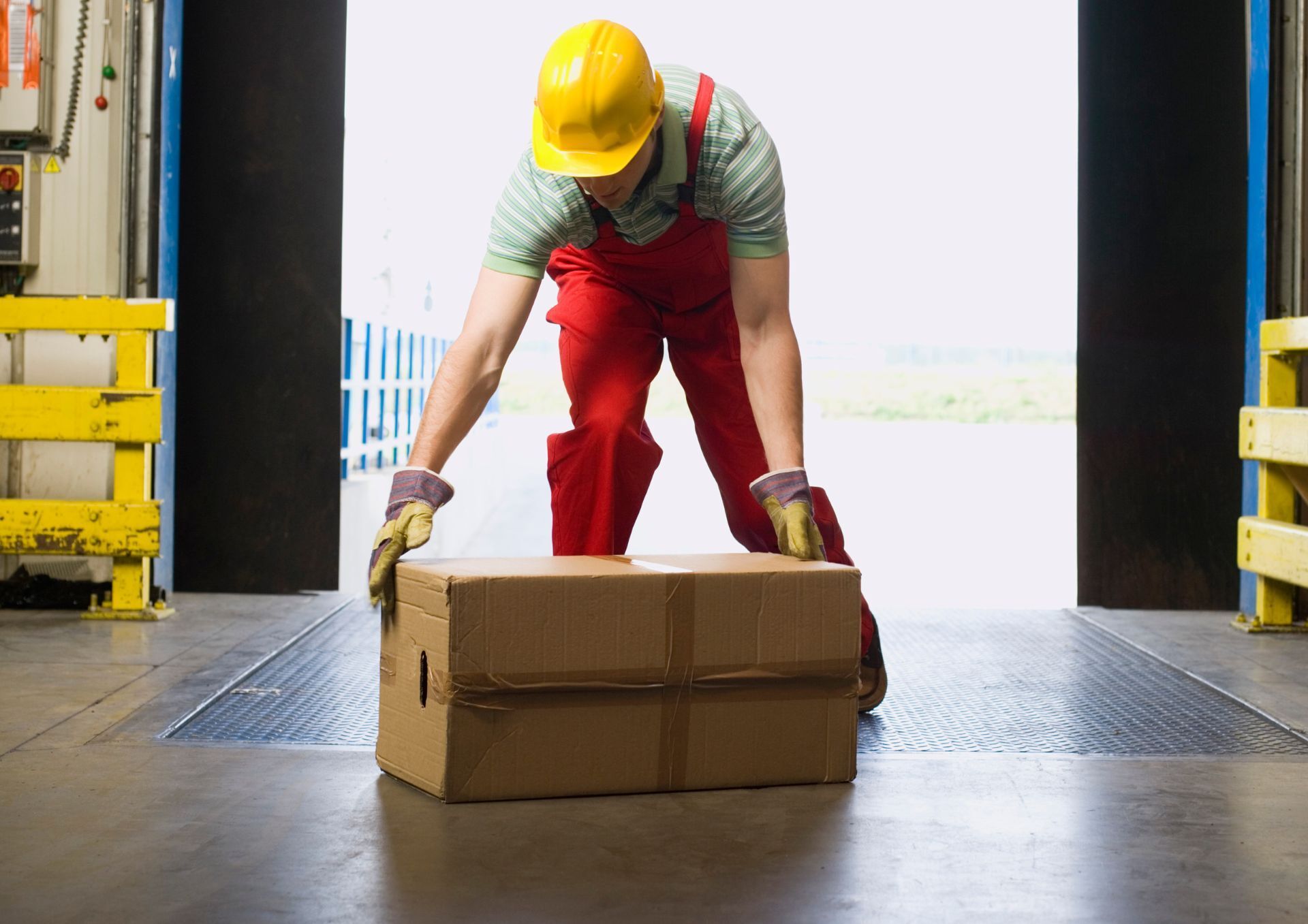 How Do You Prevent Back Injury When Lifting? - Kube Medical