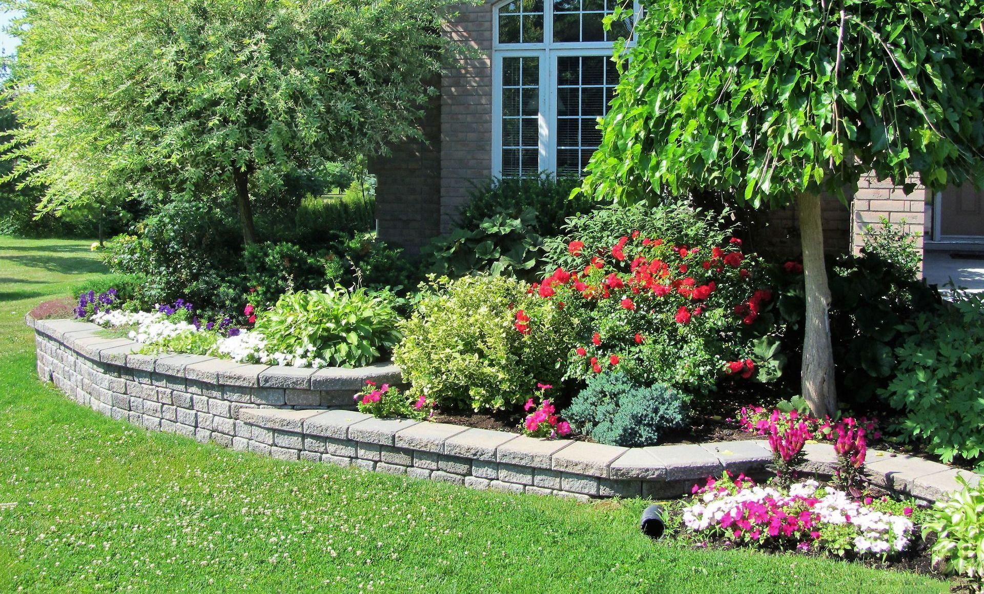 5 Capstone Ideas for Great-Looking Retaining Walls