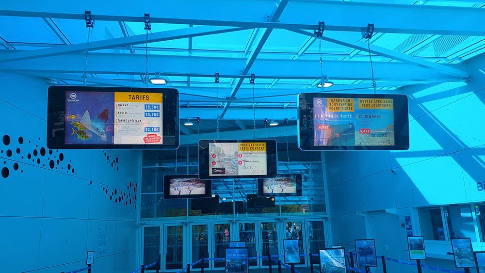 Wall-Mounted Outdoor Digital Advertising Displays 22"-86" | Ultra High ...