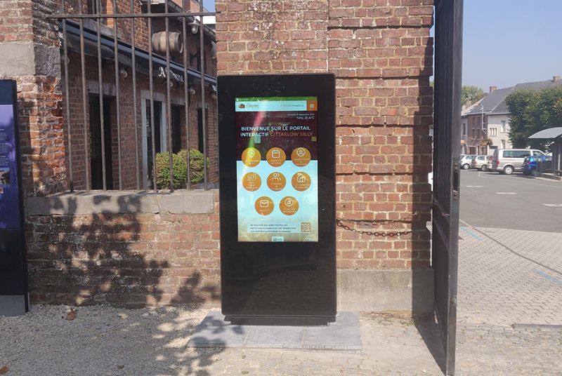 Freestanding Outdoor Digital Poster 43"-65" | Display Components
