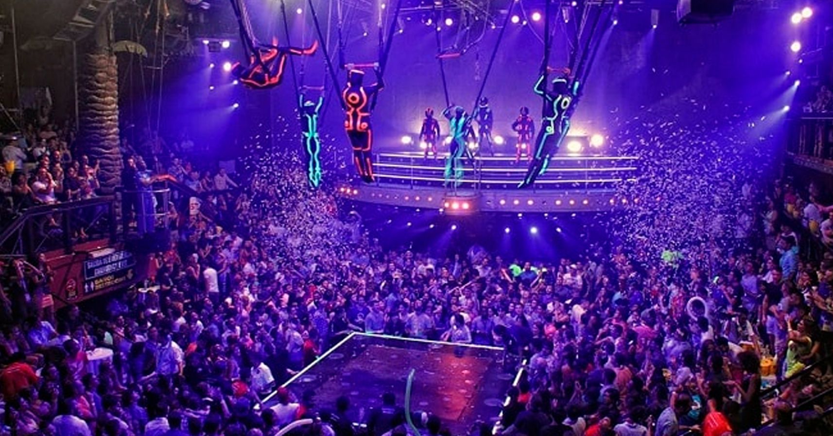 Exploring Cancun's Nightlife With Nomads Experience
