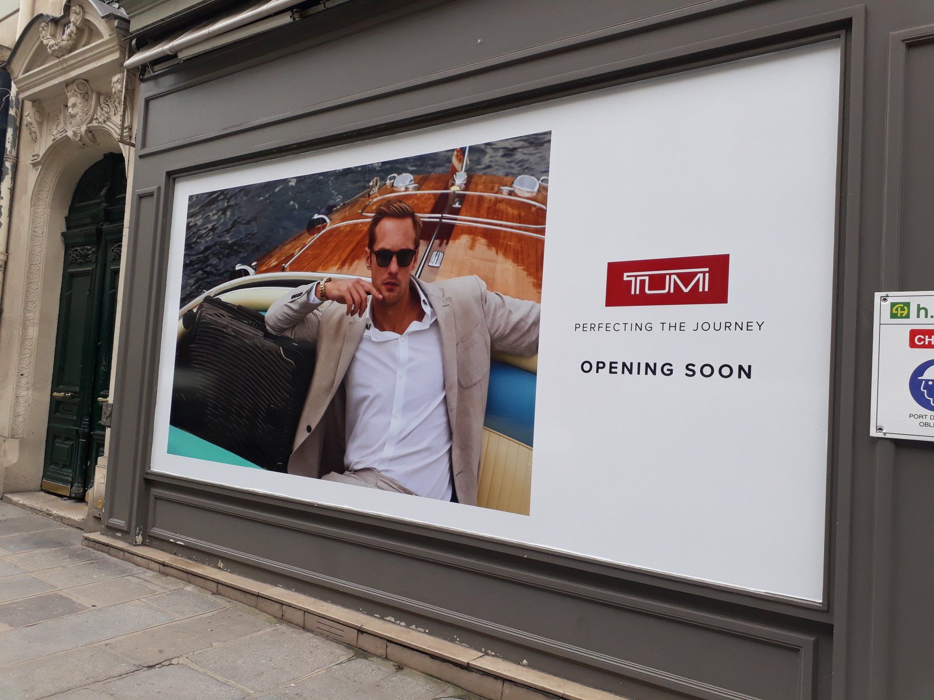 Vitrophanie, stickers et marquage vitrine | Caligraf