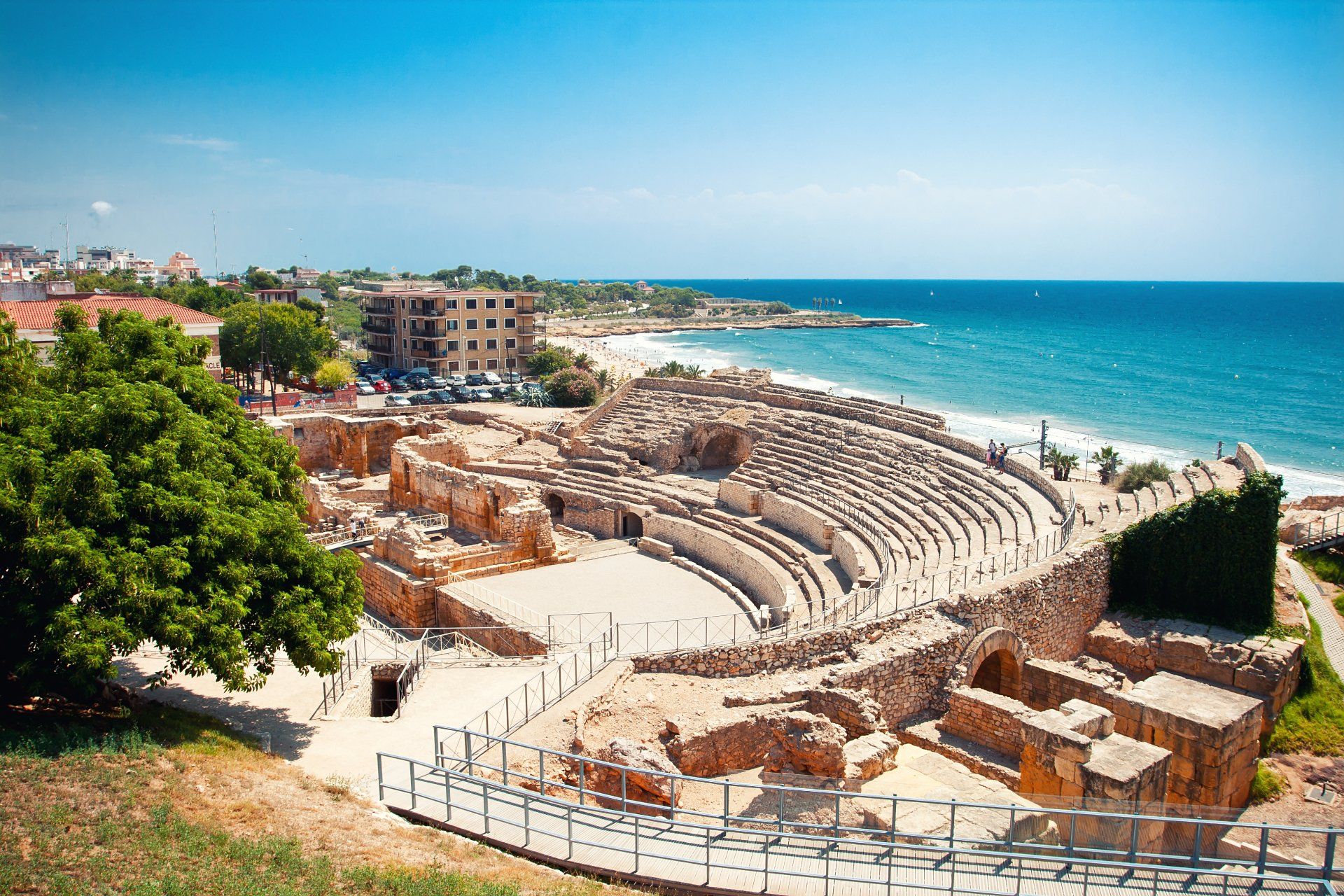 Why should a superyacht choose Tarragona as a destination?