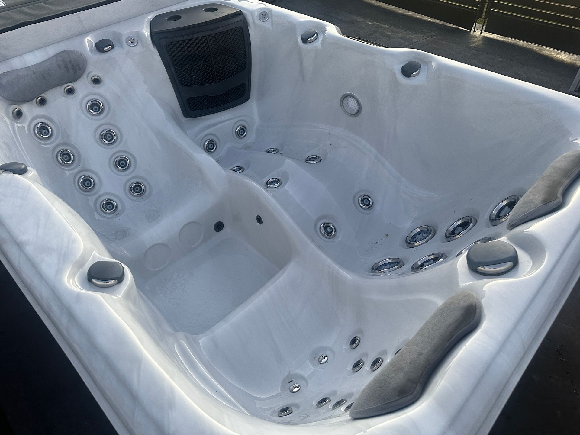 2-4 Person Spas | Tenambit, NSW | Bubbly Spas