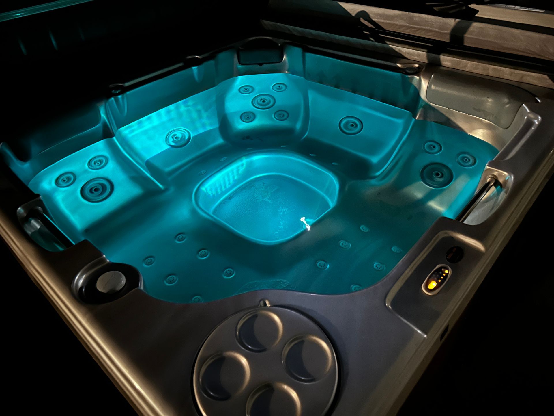 5 Person Spas | Tenambit, NSW | Bubbly Spas