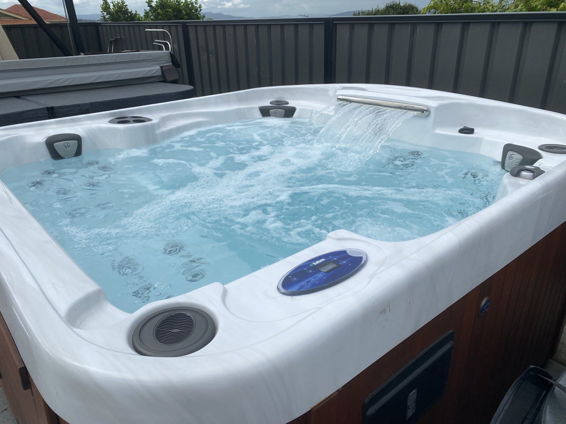 6-12 Person Spas | Tenambit, NSW | Bubbly Spas