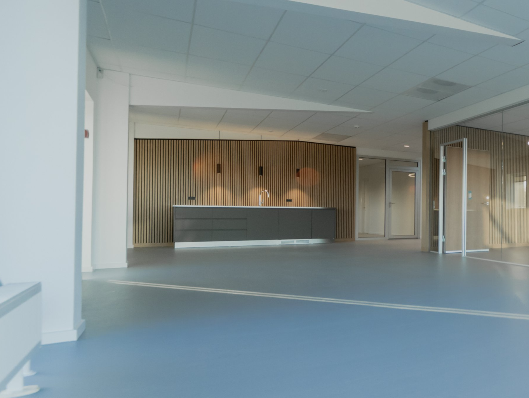 Projektering af trælameller og akustikpanel-løsninger