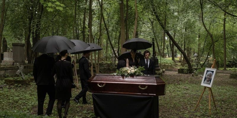 Do People Need to Dress in All Black When Visiting Funeral Homes?