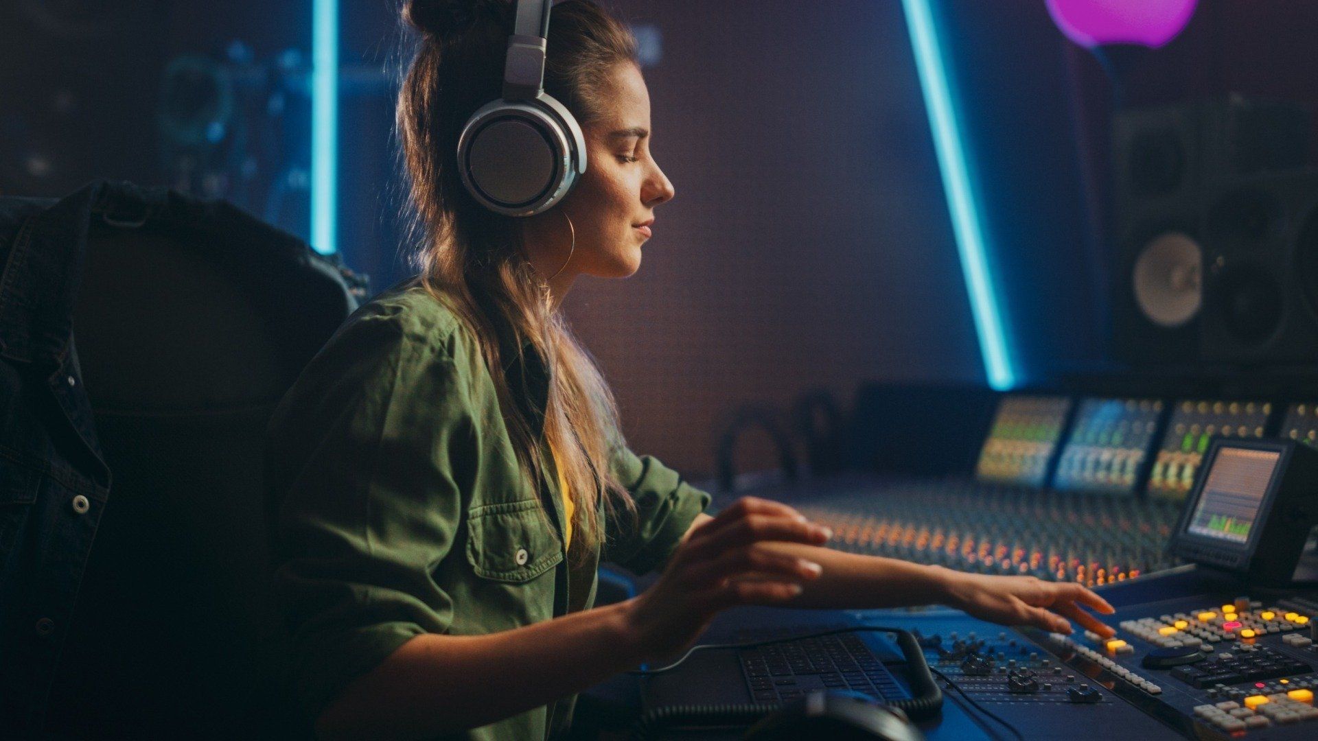 Five Reasons to Hire a Professional DJ for Your Corporate Event