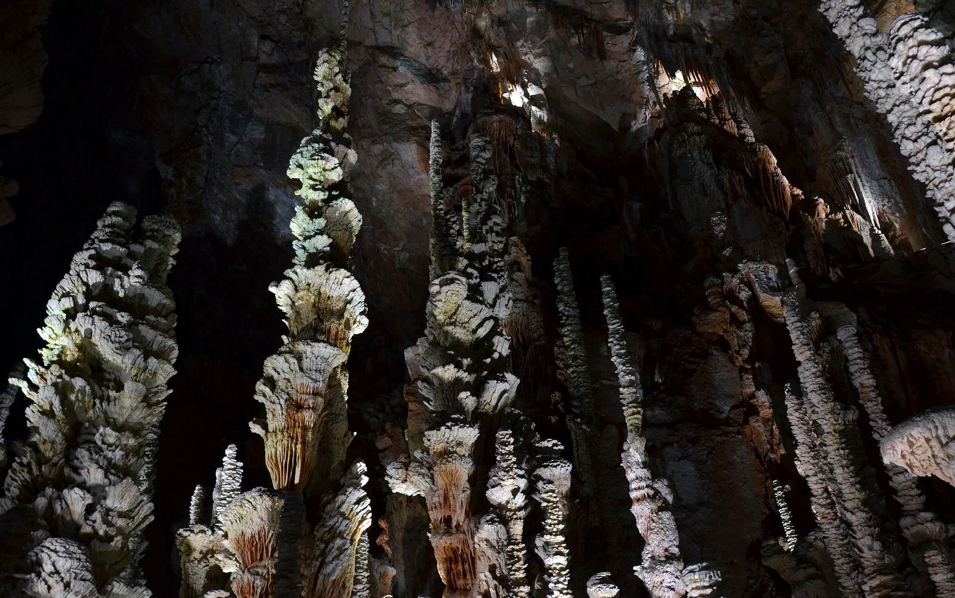 5 incredible things found in caves