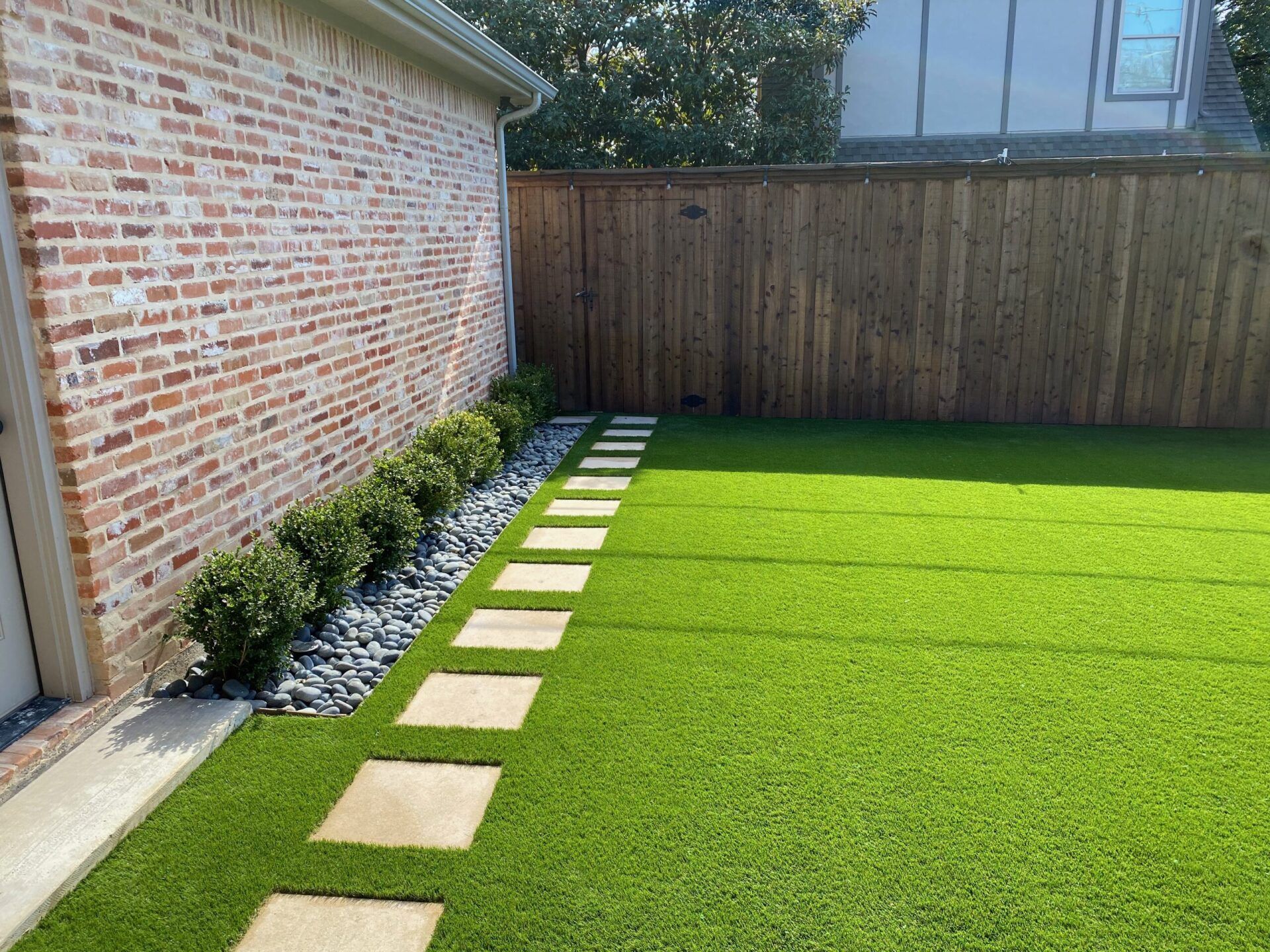 Landscaping with Fake Grass: Design Ideas for a Cozy Outdoor Space