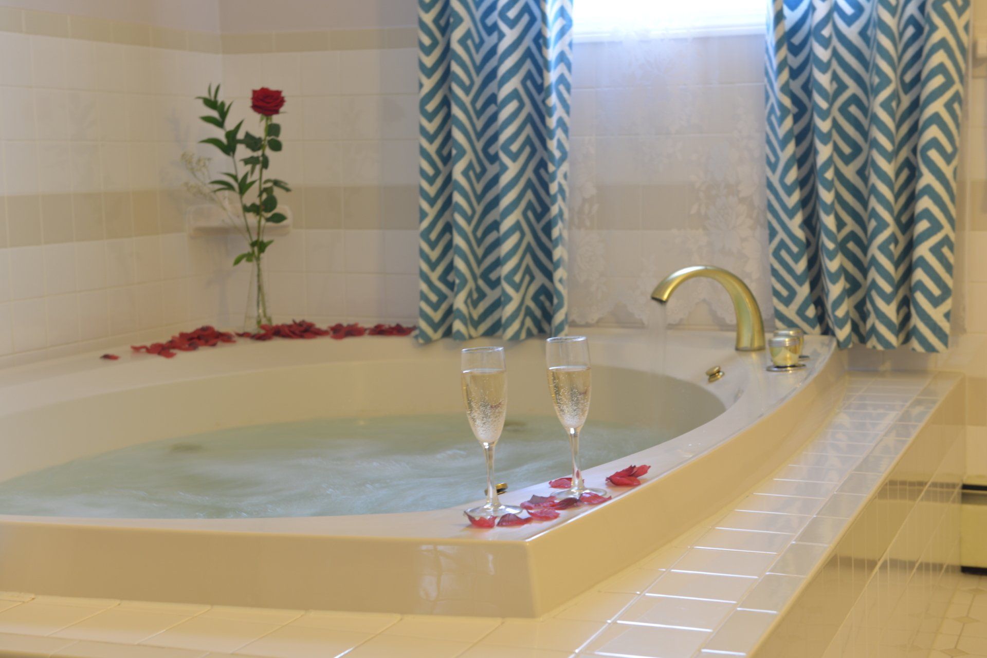 Jacuzzi & Fireplace Rooms | Beech Tree Inn Newport