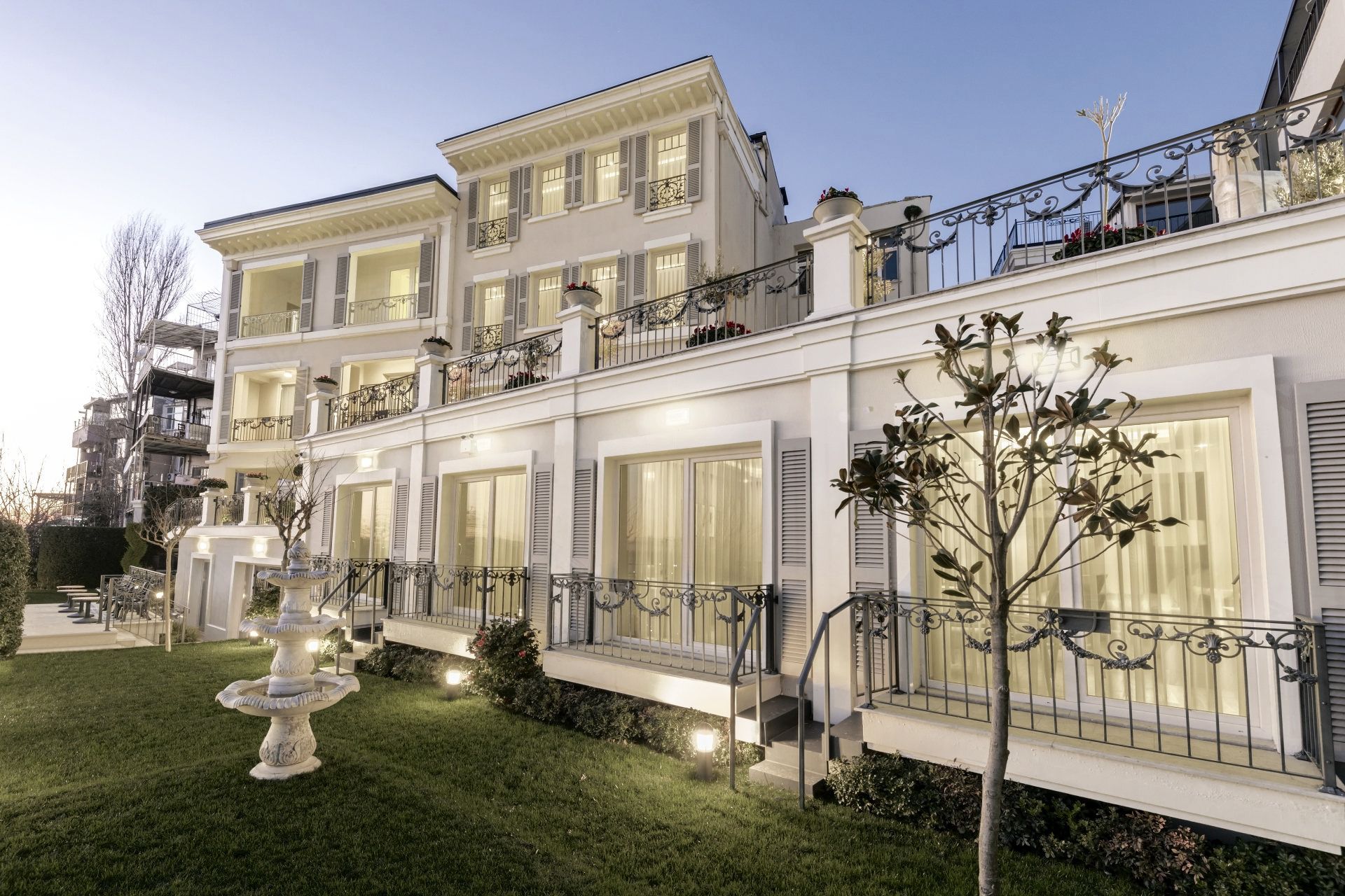 Mula Hotel & Me By Mula | Best Price Great Location