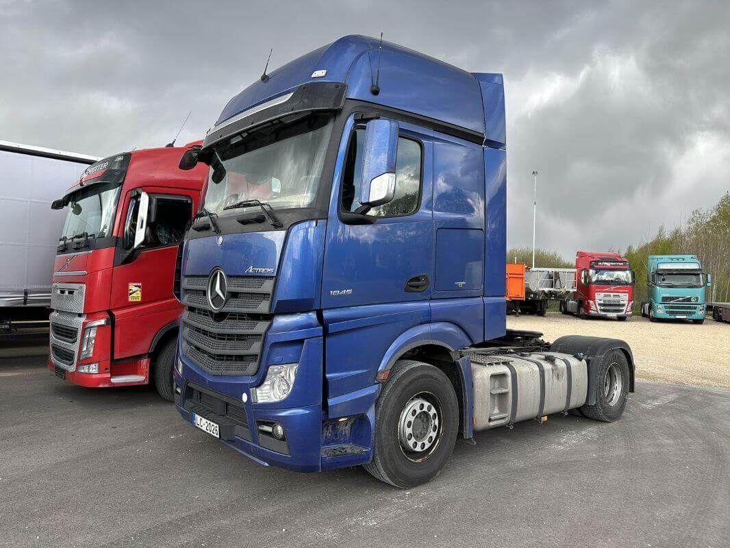 UGO AUTO | Puspiekabju noma, Komerctransporta tirdzniecība, KOGEL dīleris