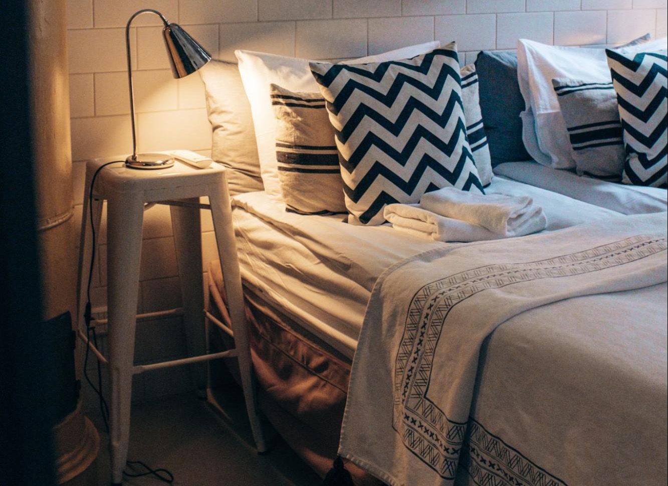 5 Tips Menata Tempat Tidur Kamar Sempit Agar Semakin Nyaman