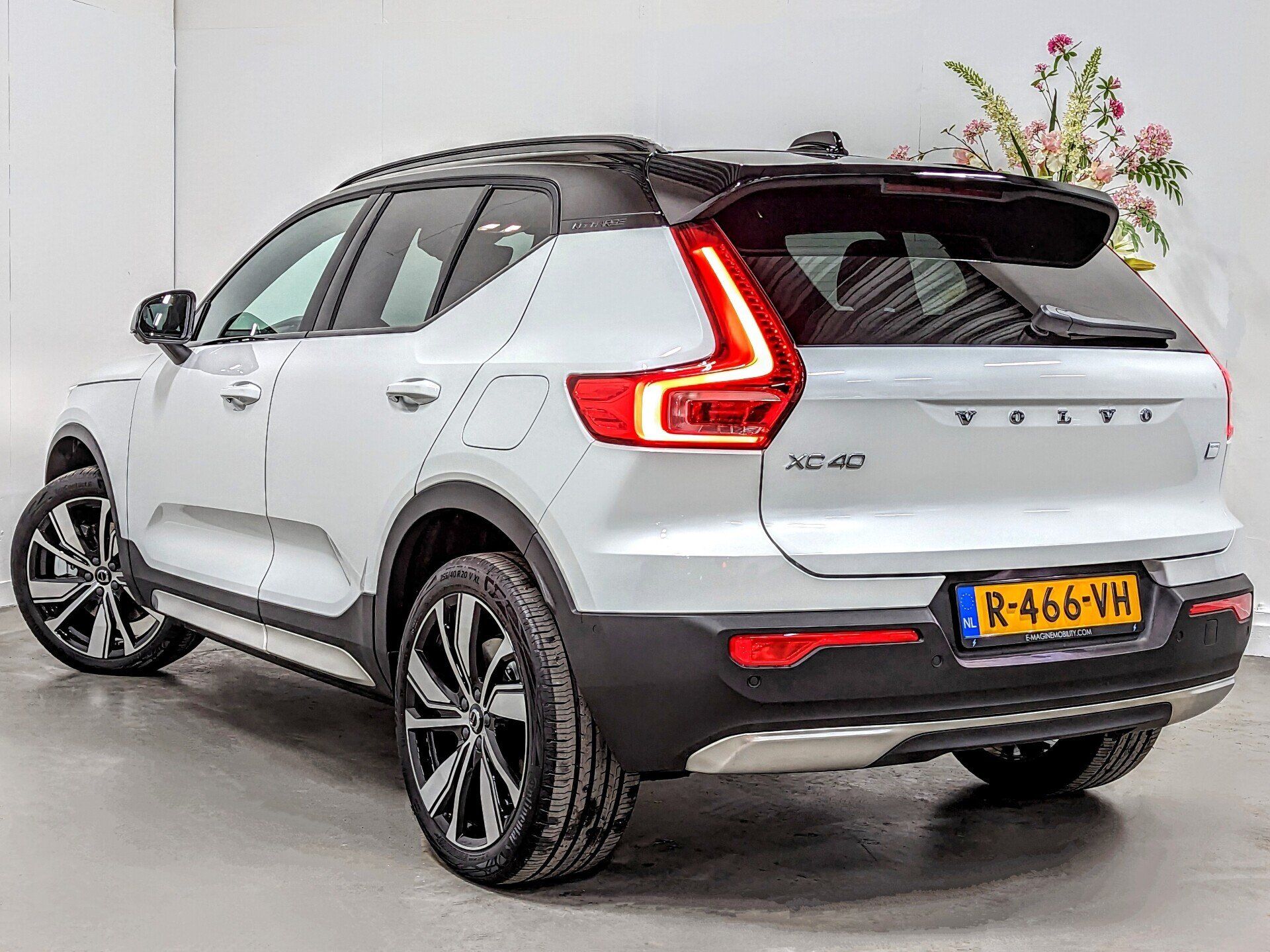 Volvo XC40 Recharge Single Motor FWD Pro Crystal White Pearl