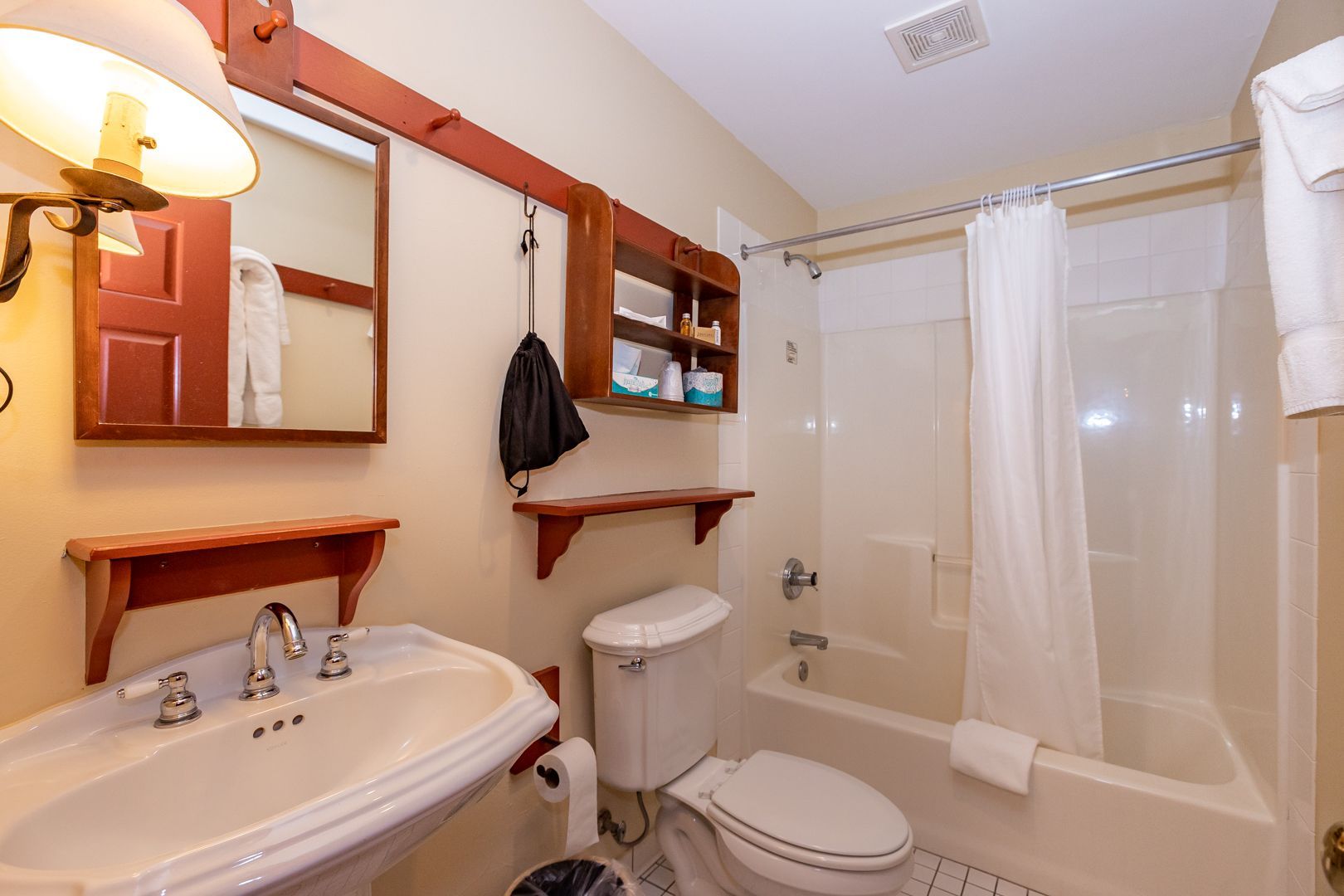 Room | Artists Colony Inn | Nashville