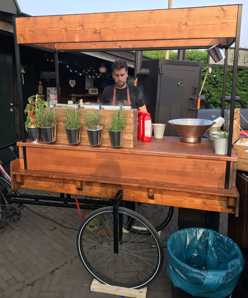 Frietkar huren op locatie met vers gesneden friet.