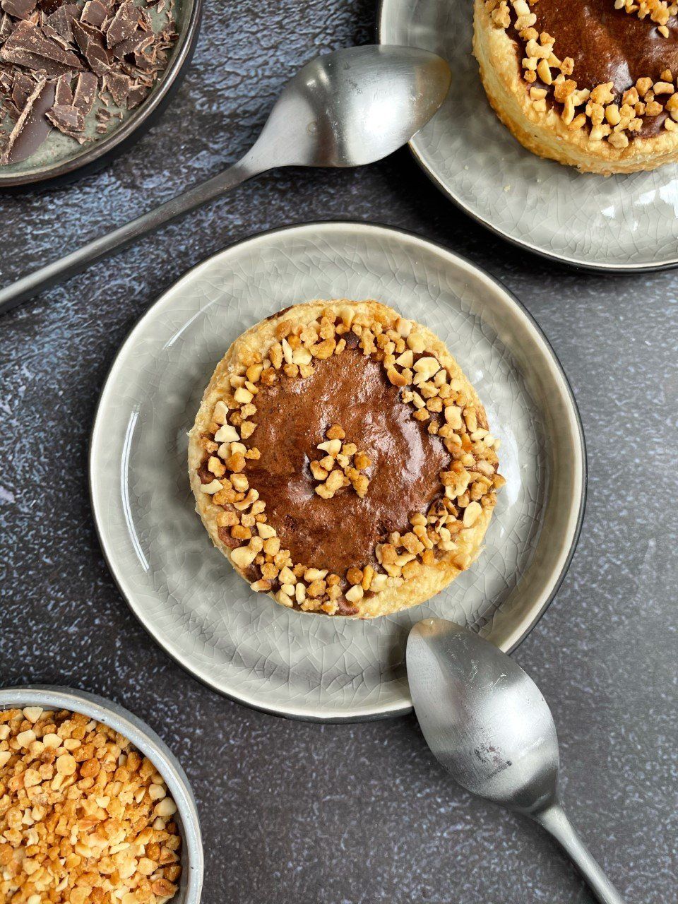 Chocomousse taartje met gesuikerd bladerdeeg en bresilienne - Dessert