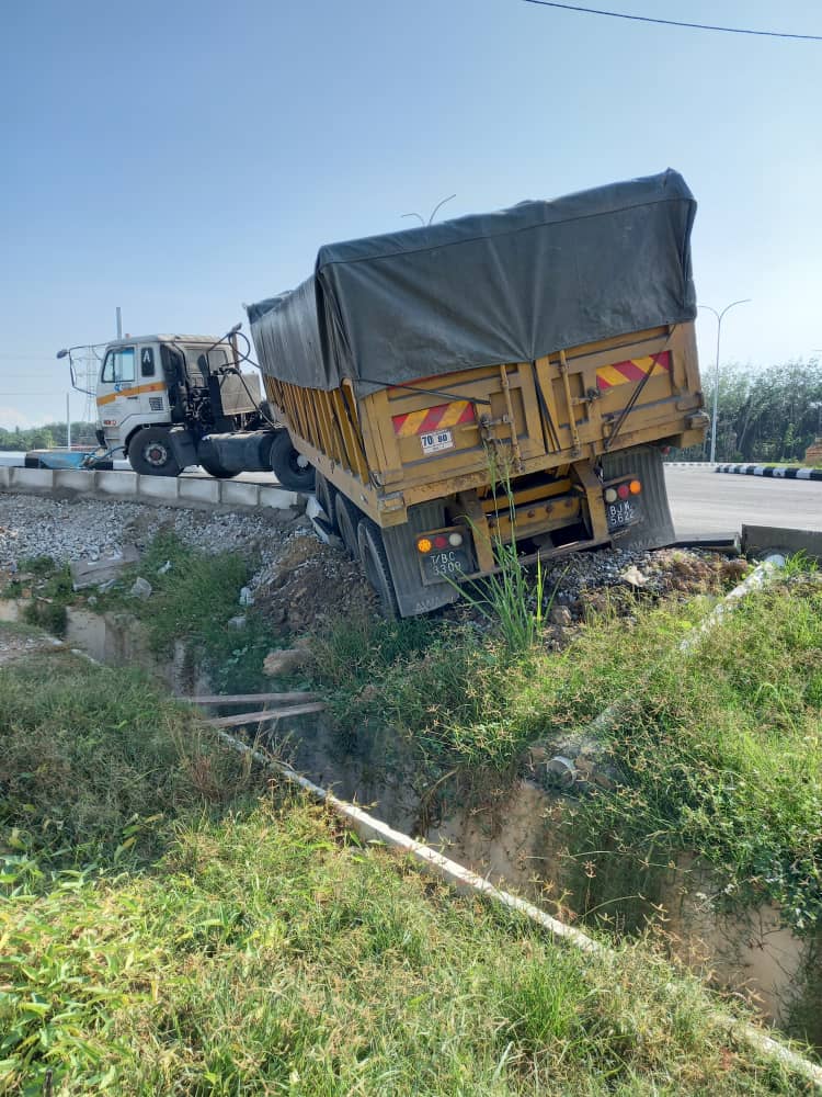 Lifting Lorry Dipper With Cargo Malaysia - Yip Phow Lorry Mobile Crane ...