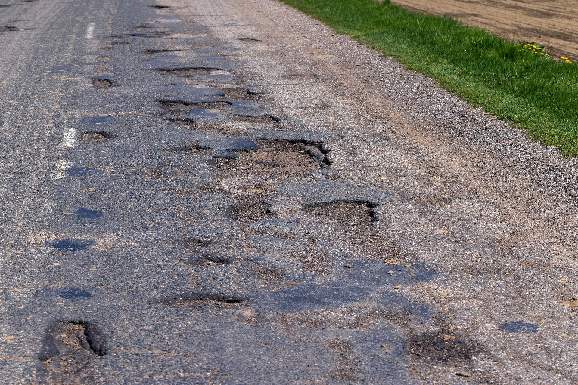 How to Handle Driveway Puddles: Causes, Consequences, and Remedies