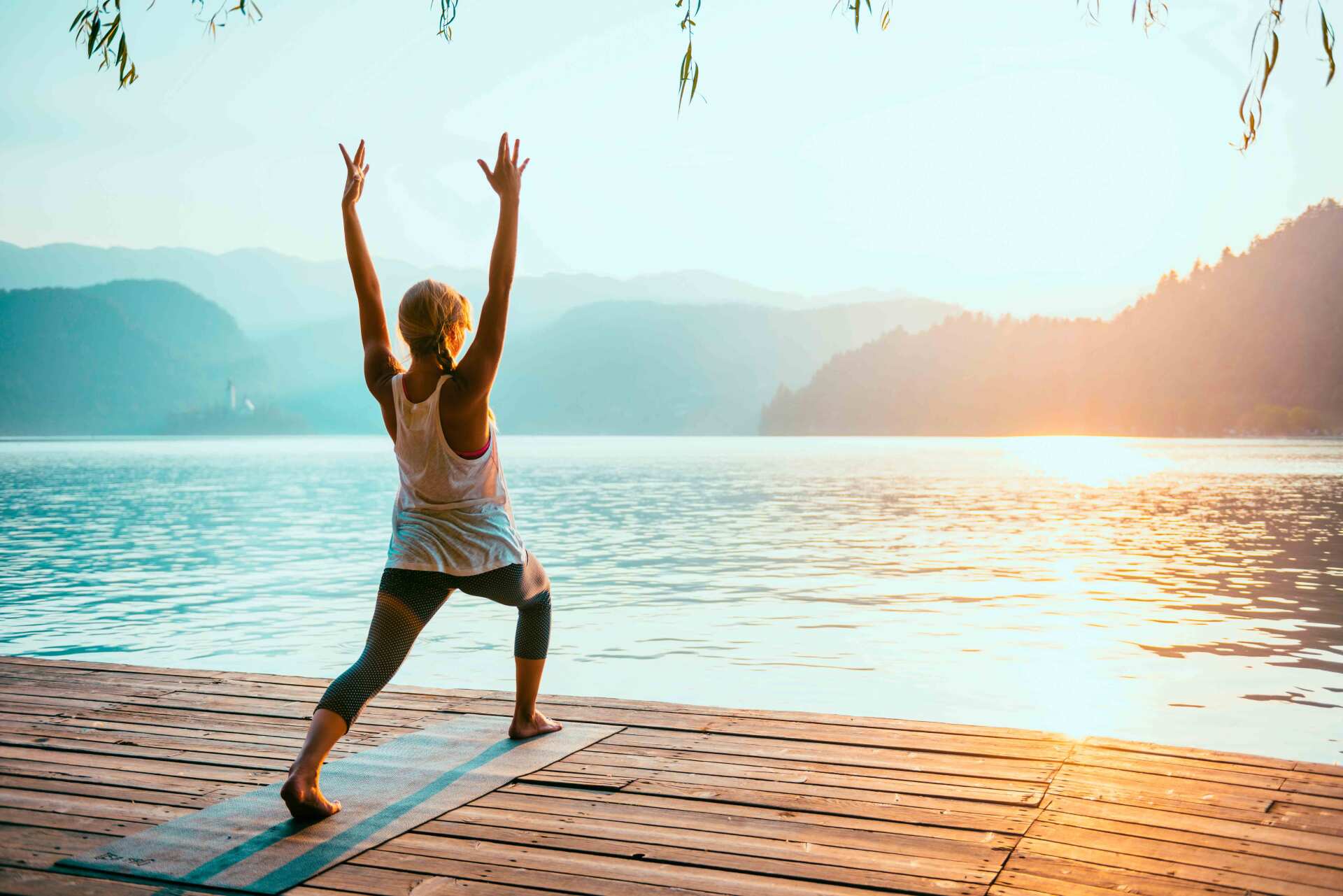 108 SALUDOS AL SOL O SURYA NAMASKAR