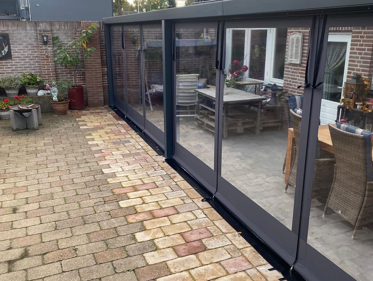 Aluminium terras overkapping in Tilburg dichtgemaakt met zeilen